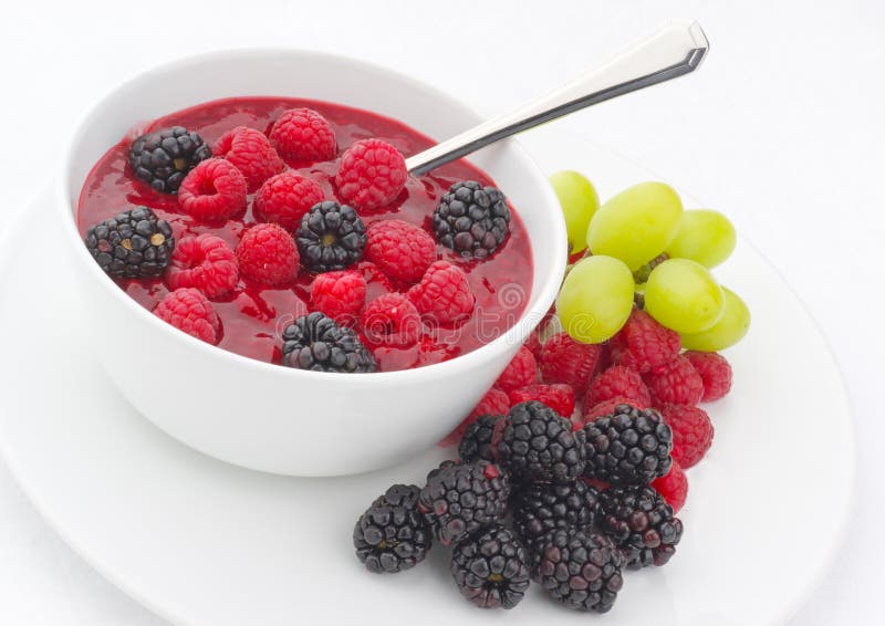 Sommer-Obstkompott stockbild. Bild von mahlzeit, traube - 8359743