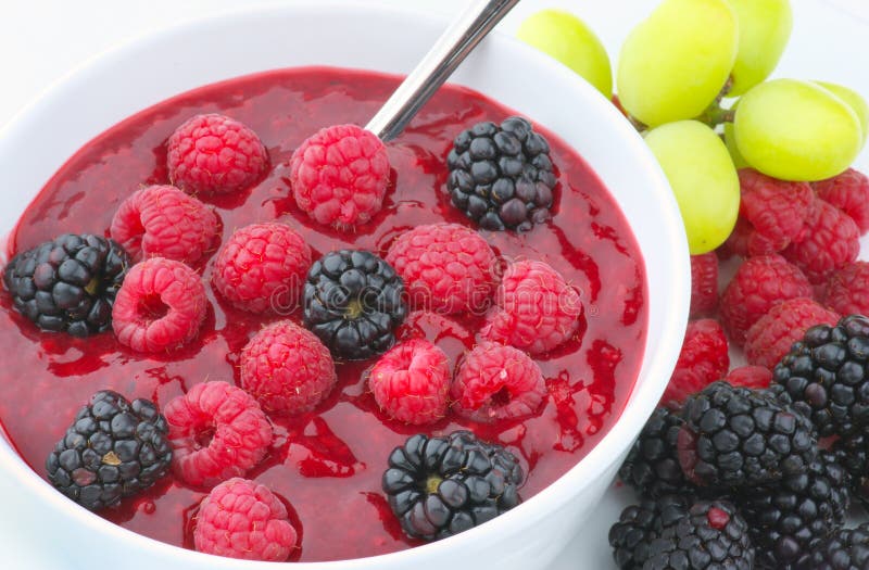 Sommer-Obstkompott stockfoto. Bild von mahlzeit, brombeere - 8359880