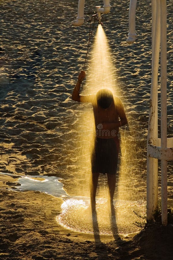 Sommerdusche stockfoto. Bild von tröpfchen, kind, junge - 599358