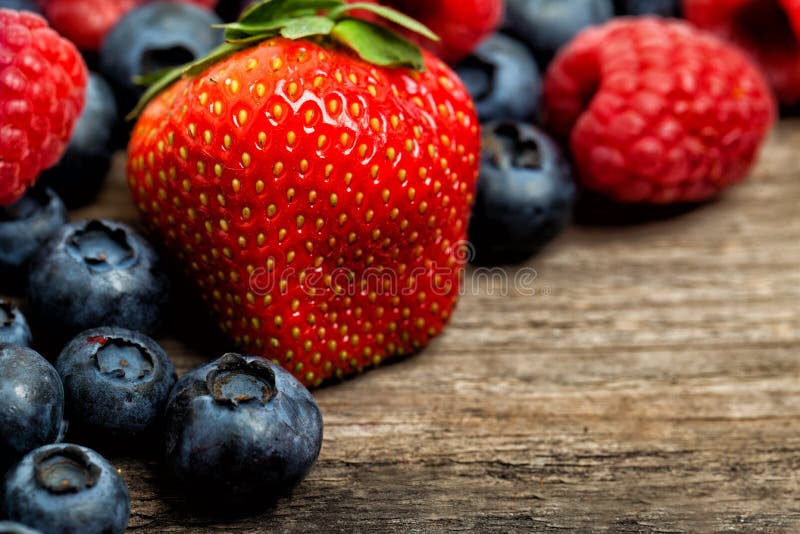 Sommererdbeere, Himbeere, Blaubeeren Auf Holztisch Stockfoto - Bild von ...