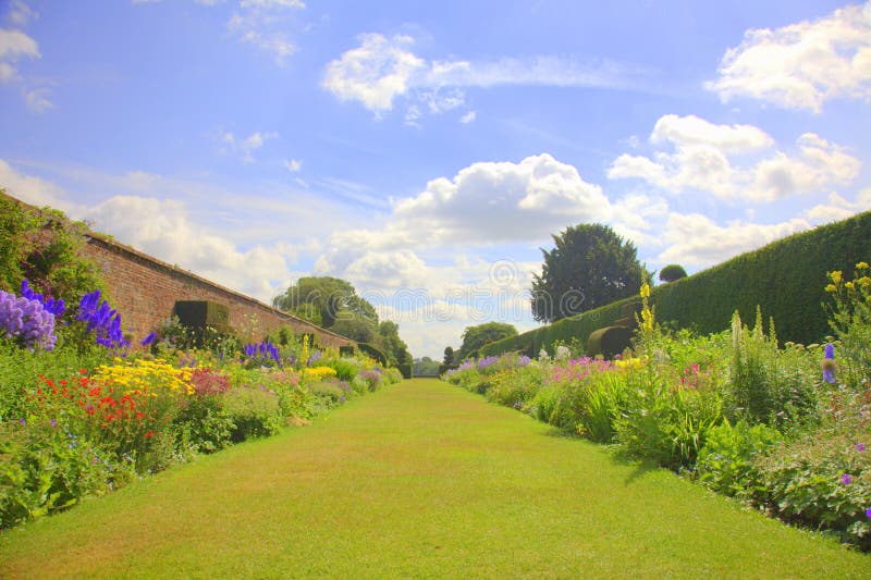 Sommergarten Mit Alter Wand Und Gattern Stockbild - Bild von landschaft ...