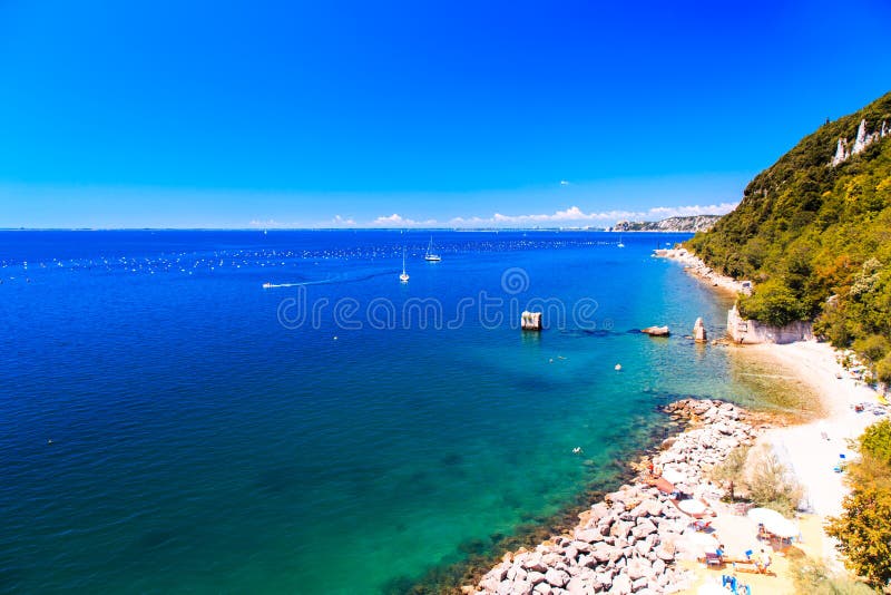 Sommertag Am Strand Im Golf Von Triest Stockbild - Bild von sonne ...