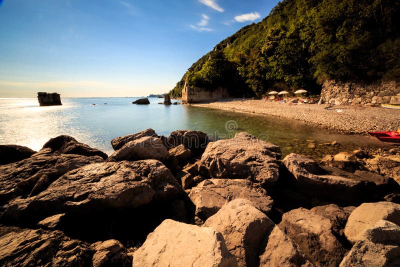 Sommertag Am Strand Im Golf Von Triest Stockfoto - Bild von schönheit ...