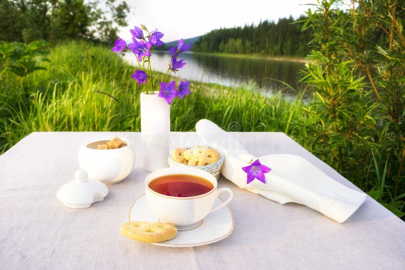 Sommertee-Zeitkonzept Mit Blauen Glocken Stockfoto - Bild von glocke ...