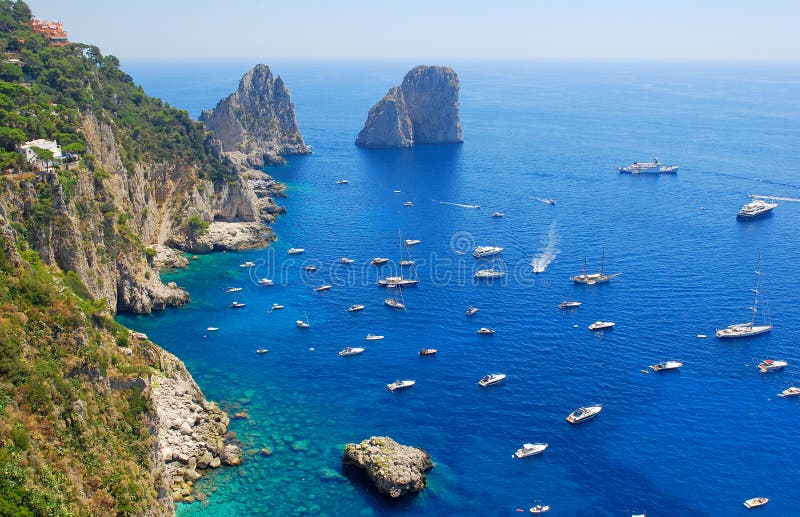 Sommerzeit in Capri-Insel stockbild. Bild von luft, boote - 41301599