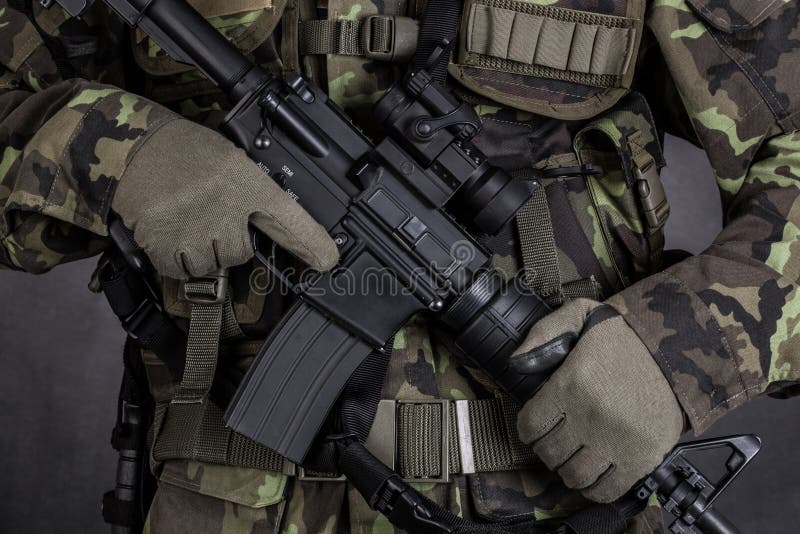Soldat In Der Tarnung Und In Der Modernen Waffe M4 Stockfoto - Bild von ...