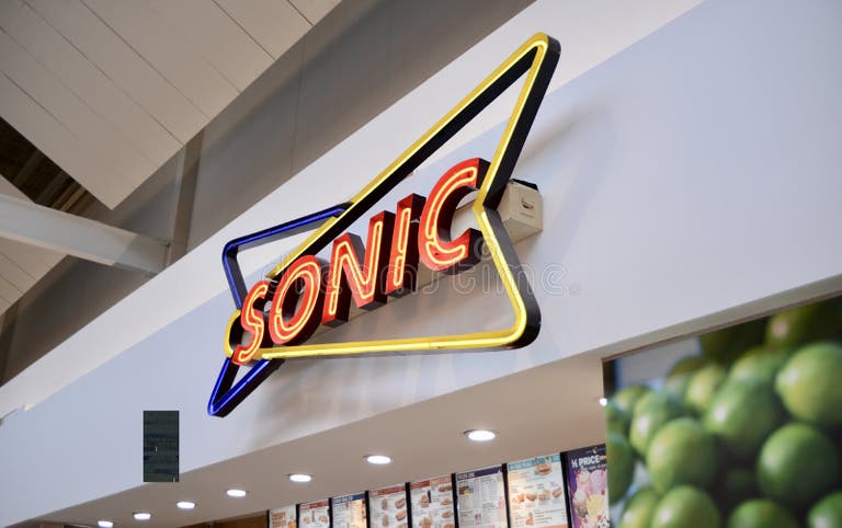 Sonic Restaurant Neon Sign redaktionelles bild. Bild von käse - 120965785