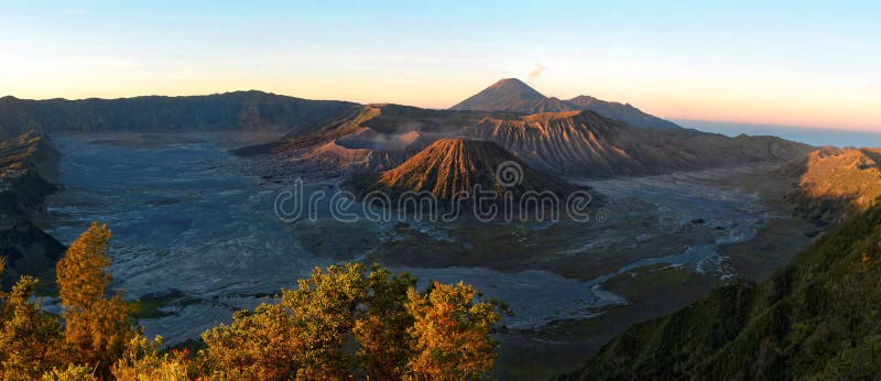 Sonnenaufgang Auf Bromo-Vulkan in Java Stockfoto - Bild von höhepunkt, erhebung: 106199116