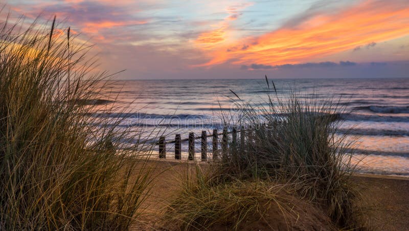 Sonnenaufgang Auf Dem Strand Stockfoto - Bild von felsig, landschaft ...