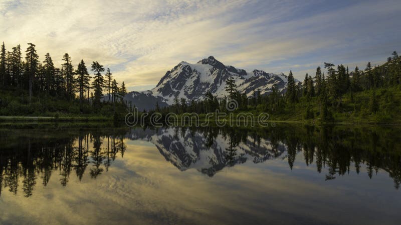 Sonnenaufgang an Mt Shuksan Stockfoto - Bild von fallen, wasser: 27112622