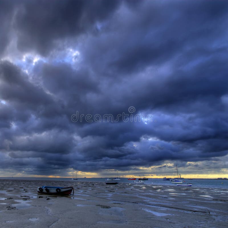 Sonnenaufgang, Schlammiger Strand Und Boote Stockbild - Bild von meer ... Sonnenaufgang, Schlammiger Strand Und Boote Stockbild - Bild von meer ...