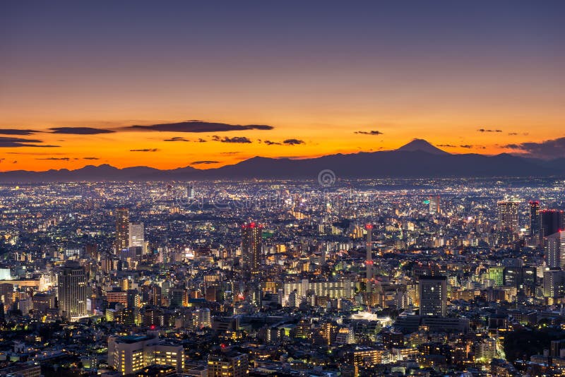Tokyo-skytree mit Mt Fuji stockfoto. Bild von stadtbild - 36011036