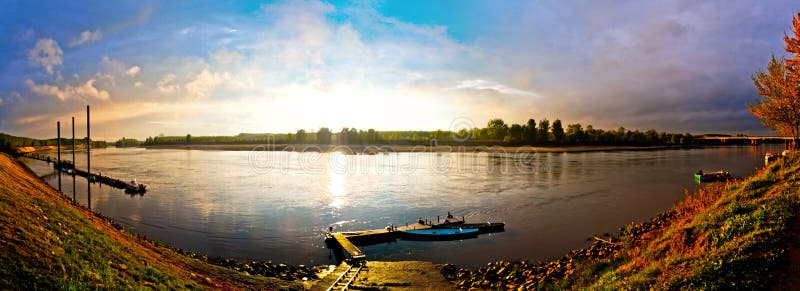 Sonnenuntergang Auf PO-Fluss Stockbild - Bild von reise, promenade ...