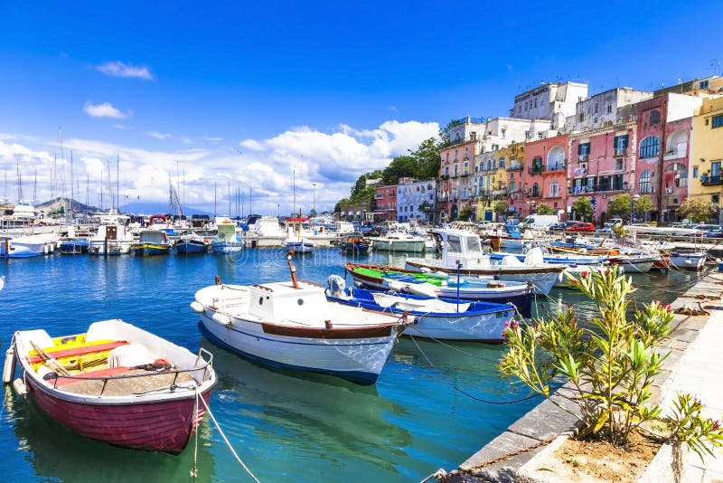 Sonnige Procida-Insel, Italien Stockbild - Bild von panorama, segel ...
