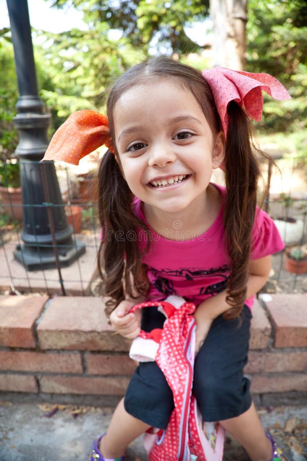 Sonrisa De La Niña Foto De Archivo Imagen De Retroceder 26162362