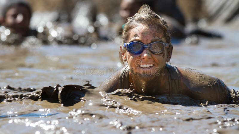 Mujer que pone en el fango imagen de archivo editorial. Imagen de ...