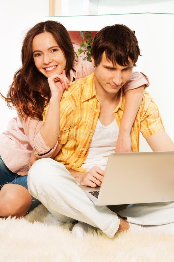 Sonrisa y ojeada imagen de archivo. Imagen de tenencia - 28873361