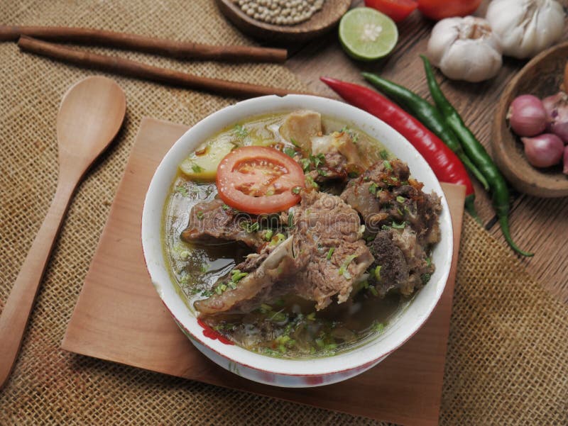 Sop Buntut O Sop Tulang Sapi, Sopa De Cola De Buey Indonesia Foto de ...