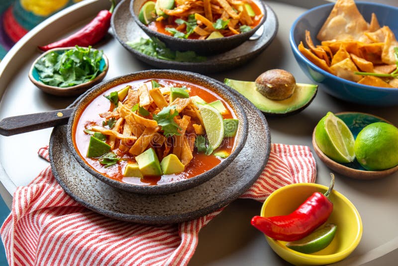 Sopa Aztec. Próxima Sopa Mexicana De Tortilla Sopa Azteca Imagem de ...