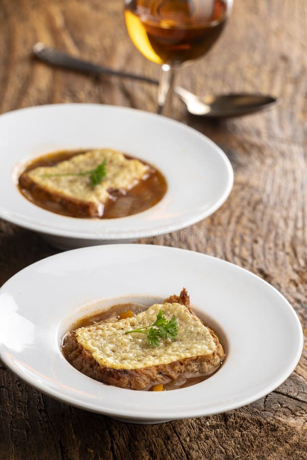 Sopa de cebolla francesa foto de archivo. Imagen de vegetariano - 257172652
