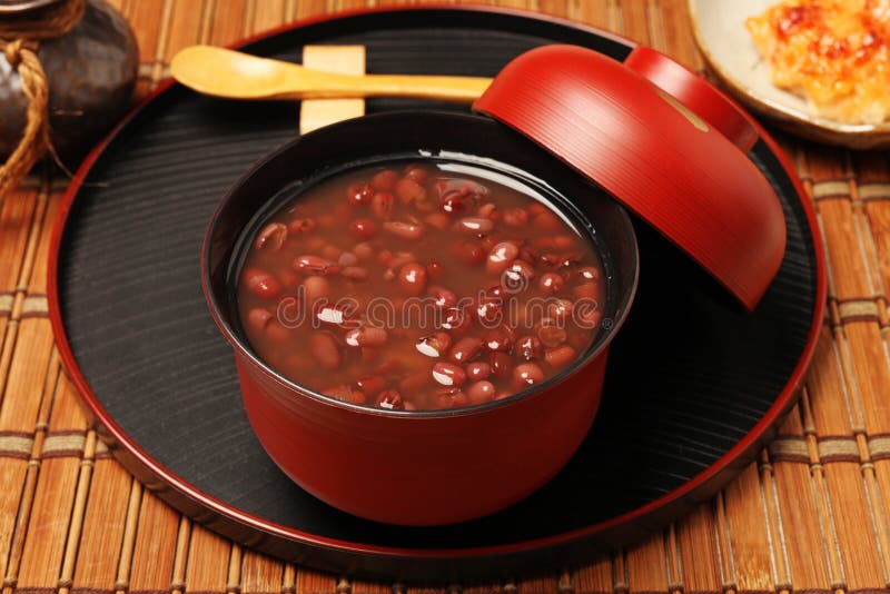 Sopa De Feijão Vermelho Com Esfera De Arroz Imagem de Stock - Imagem de ...