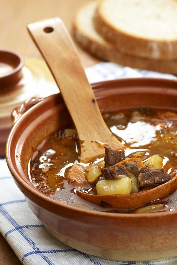 Sopa de gulash imagem de stock. Imagem de escada, bacia - 32330397