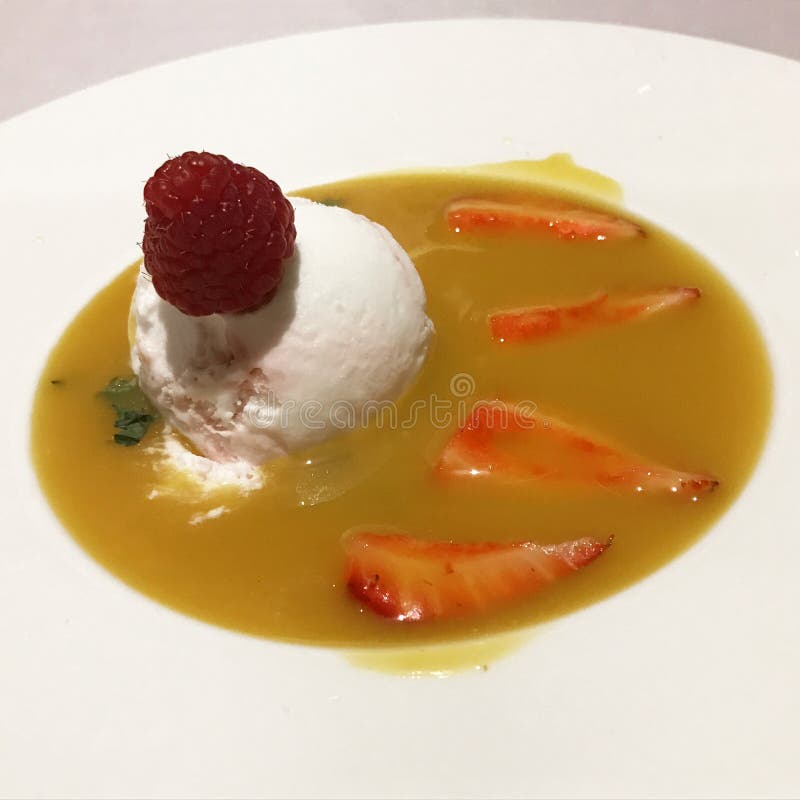 Sopa De Mango Con Frutas Y Helados Foto de archivo - Imagen de mango ...