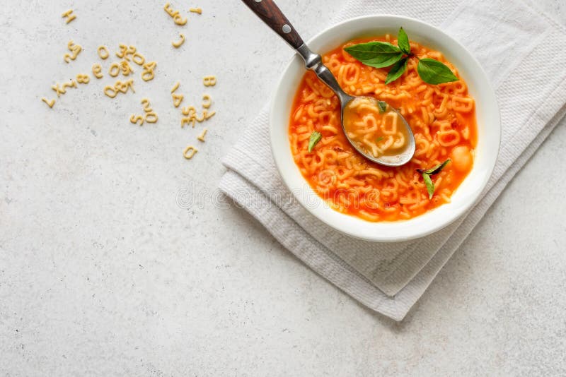 Sopa de tomate alfabeta imagen de archivo. Imagen de concepto - 157935591