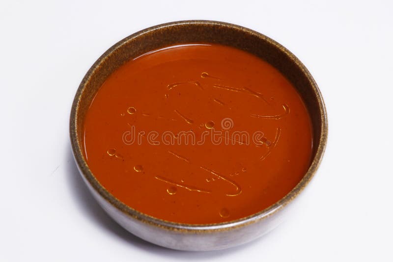 Sopa De Tomate Torrada Tradicional Em Uma Tigela Com Fundo Branco ...