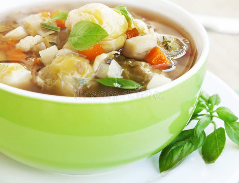 Sopa de verduras fresca foto de archivo. Imagen de minestrona - 35821426