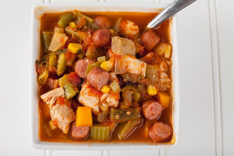 Sopa Del Gumbo Del Pollo En Blanco Foto de archivo - Imagen de rojo ...