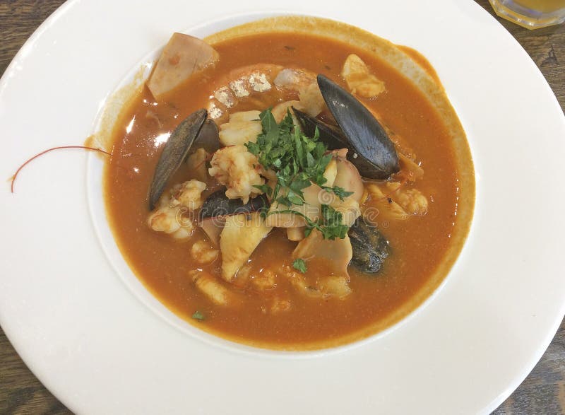 Sopa Do Alimento De Mar Em Uma Placa Foto de Stock - Imagem de ...