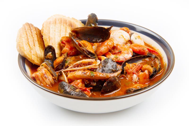 Sopa Fresca De Los Mariscos Con Pan Asado Foto de archivo - Imagen de ...