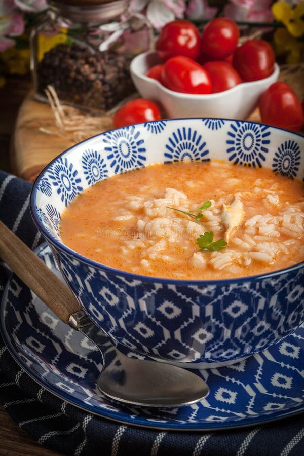 Sopa Fresca Del Tomate Con Conchigliette Foto de archivo - Imagen de ...