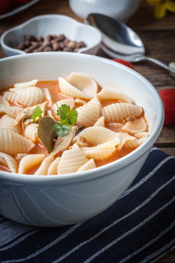 Sopa Fresca Del Tomate Con Conchigliette Foto de archivo - Imagen de ...