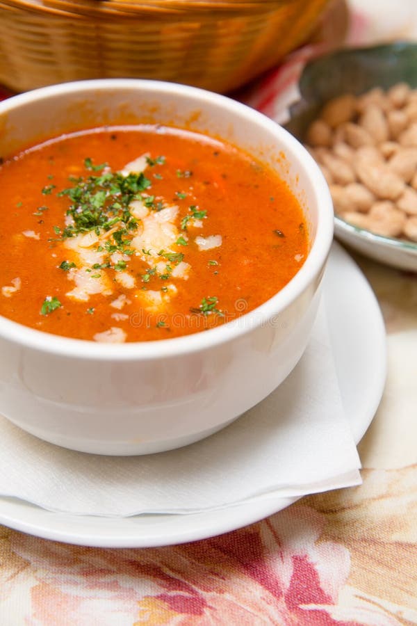 Sopa Quente E Fresca Do Tomate Com Pão Foto de Stock - Imagem de verde ...