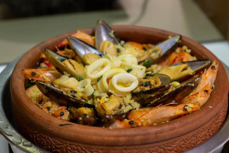 Sopa Picante De Marisco Mixto Comida Tailandesa Foto de archivo ...