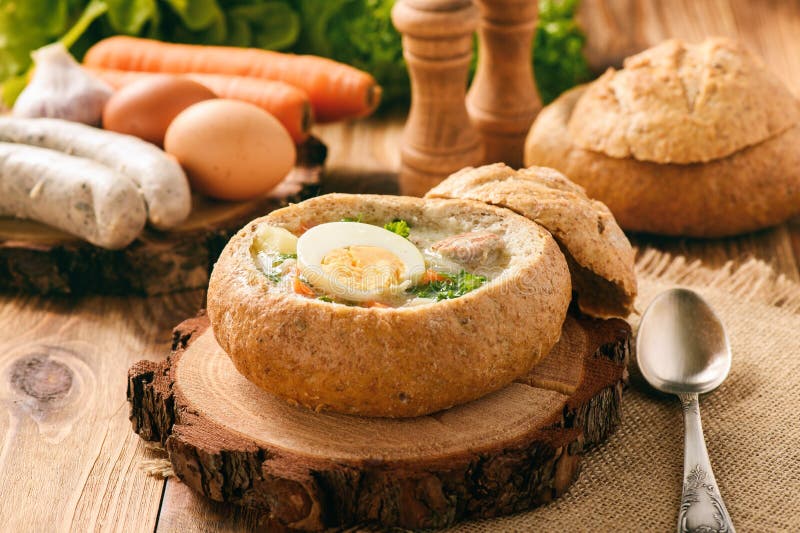 Sopa Polaca Tradicional - Zurek, Servido En Pan Del Pan Imagen de ...