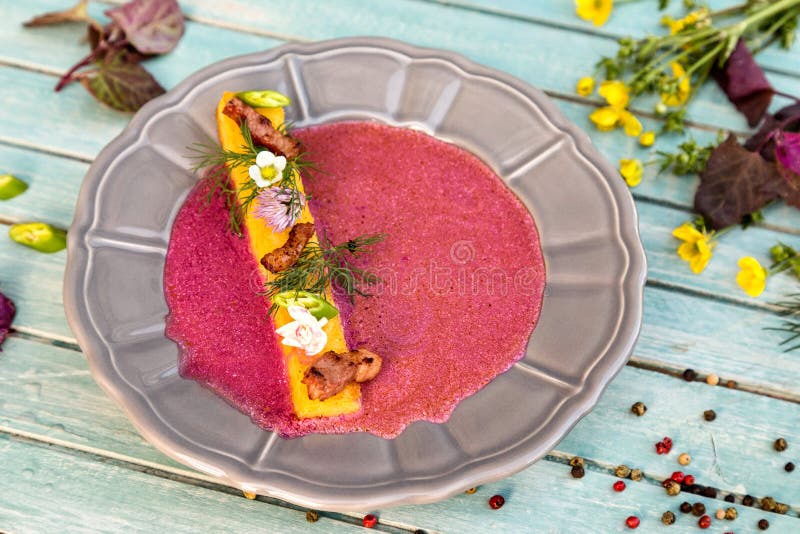 Sopa Roja Del Orach Con Crema Agria Foto de archivo - Imagen de ...