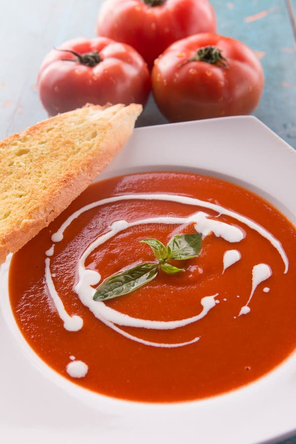 Sopa Roja Del Tomate Con Nata Para Montar Foto de archivo - Imagen de ...