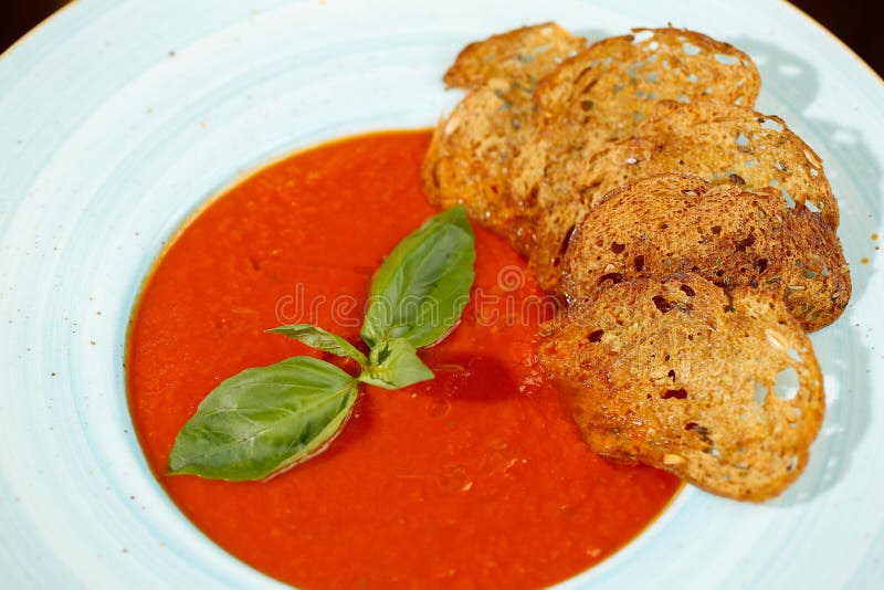 Sopa roja deliciosa foto de archivo. Imagen de frito - 131057928