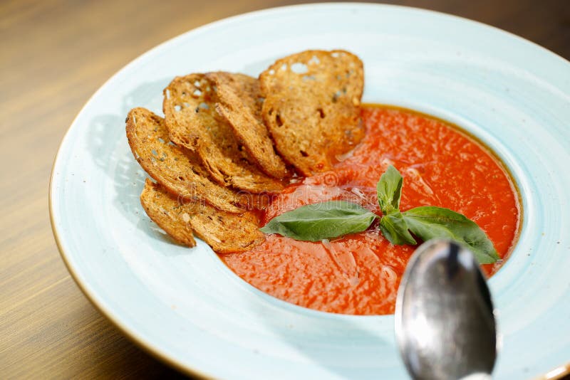 Sopa roja deliciosa imagen de archivo. Imagen de virutas - 131058135