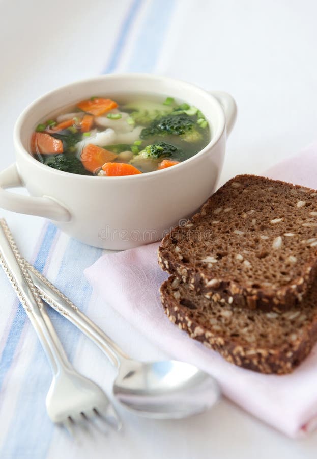 Sopa sana con pan integral foto de archivo. Imagen de taza - 24142904