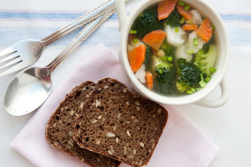 Sopa sana con pan integral imagen de archivo. Imagen de guisante - 24142963