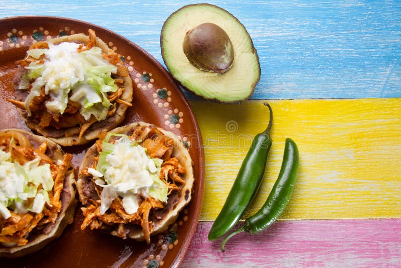 Sopes de Tinga do mexicano imagem de stock. Imagem de alface - 148017109