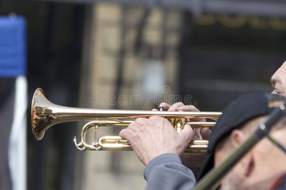 Soplar su trompeta imagen de archivo. Imagen de azul, buscadora - 2118837