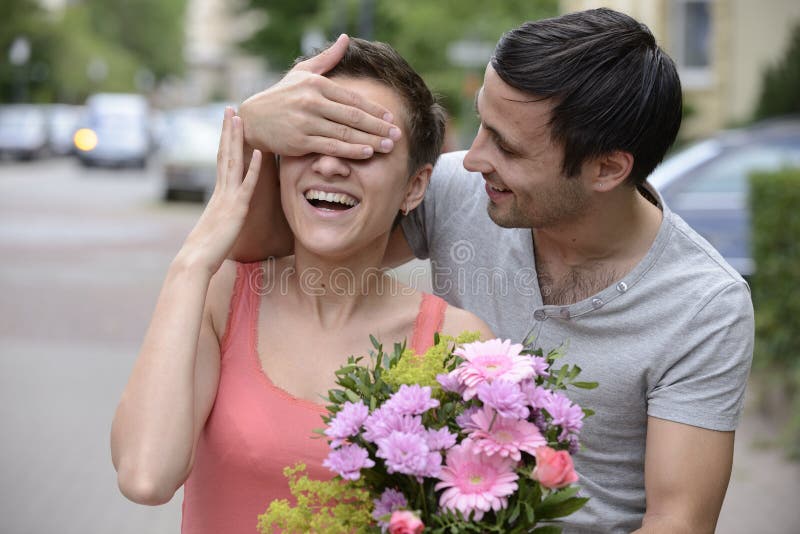 Sorpresa Con El Ramo De Flores Foto de archivo - Imagen de novio, amor ...