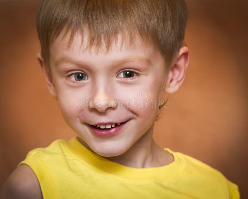 Sorridere del ragazzino fotografia stock. Immagine di bianco - 91320958