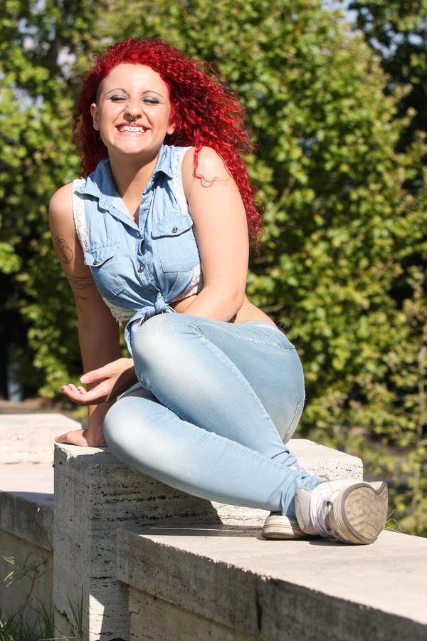 Sorridere Della Ragazza, Capelli Ricci Rossi E Piercing Esterno ...