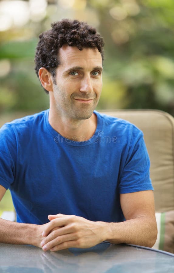 Sorrindo o homem adulto foto de stock. Imagem de adulto - 57324764